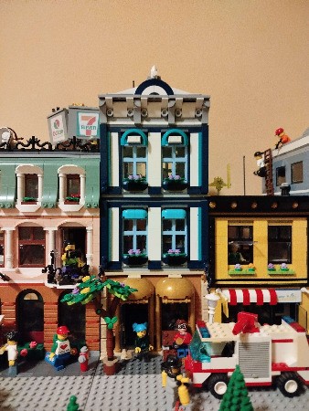 LEGO MOC Vinyl Store - Modification of Set 31141 by Brick Artisan | Rebrickable - Build with LEGO