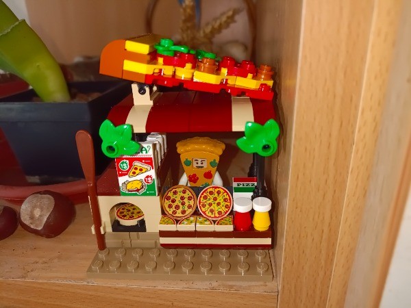 LEGO MOC Pizza Stand by gabizon | Rebrickable - Build with LEGO