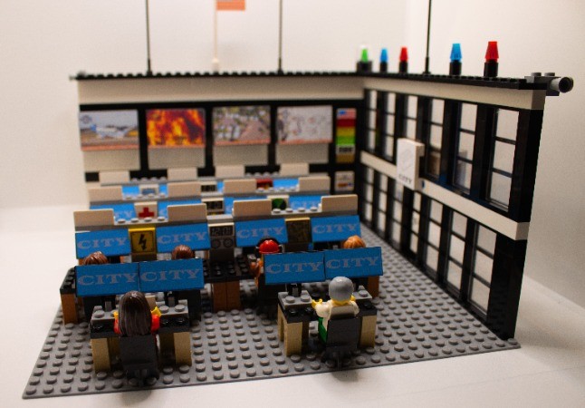 LEGO MOC Emergency Operations Center by WX0CAS | Rebrickable - Build ...