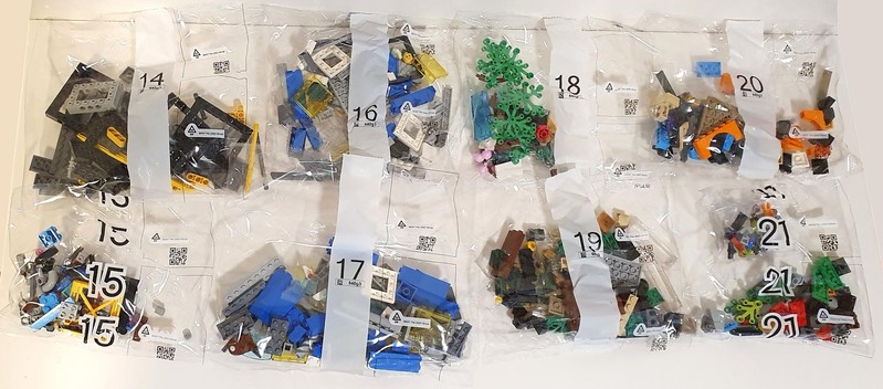 Review: 80054-1- Megapolis City 5th Anniversary | Rebrickable - Build ...