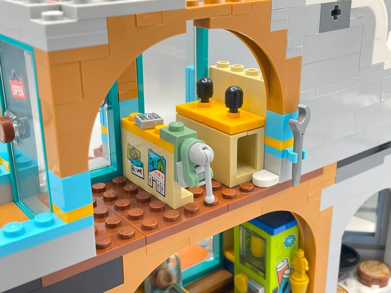 Review: 41756-1 - Holiday Ski Slope and Café | Rebrickable - Build with ...