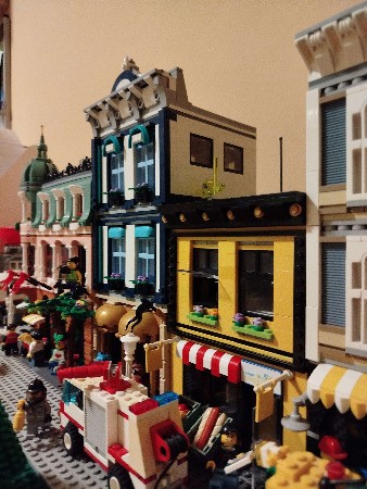 LEGO MOC Vinyl Store - Modification of Set 31141 by Brick Artisan | Rebrickable - Build with LEGO