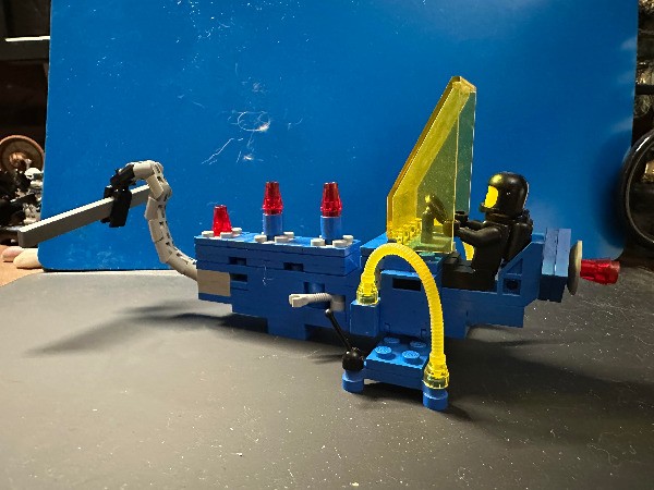 LEGO MOC Hovering Astro Grappler by gigau | Rebrickable - Build with LEGO