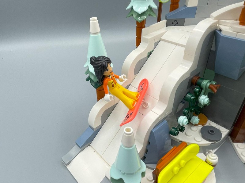 Review: 41756-1 - Holiday Ski Slope and Café | Rebrickable - Build with ...