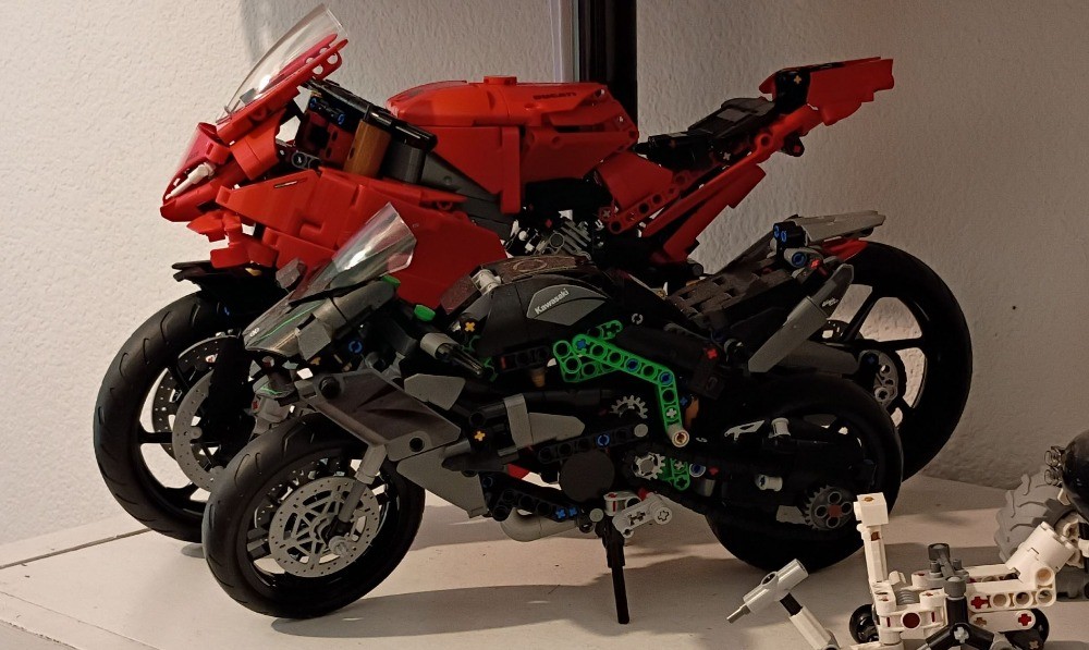 LEGO Set 42202-1 Ducati Panigale V4 S Motorcycle (2025 Technic ...