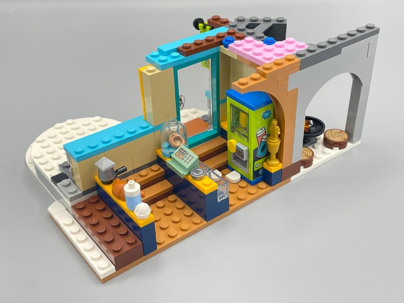 Review: 41756-1 - Holiday Ski Slope and Café | Rebrickable - Build with ...