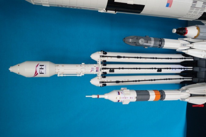 LEGO MOC SpaceX Falcon Heavy [Saturn V scale] by 0rig0 | Rebrickable ...