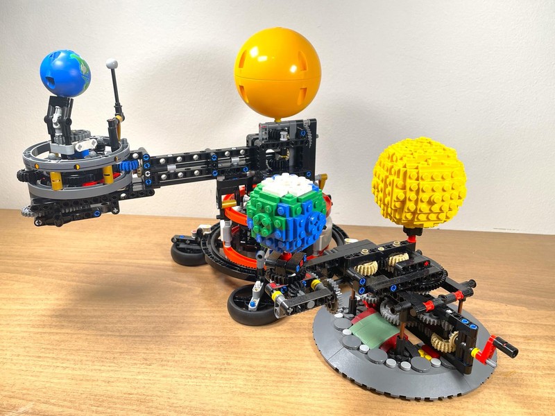 Review: 42179-1 - Planet Earth and Moon in Orbit | Rebrickable - Build ...